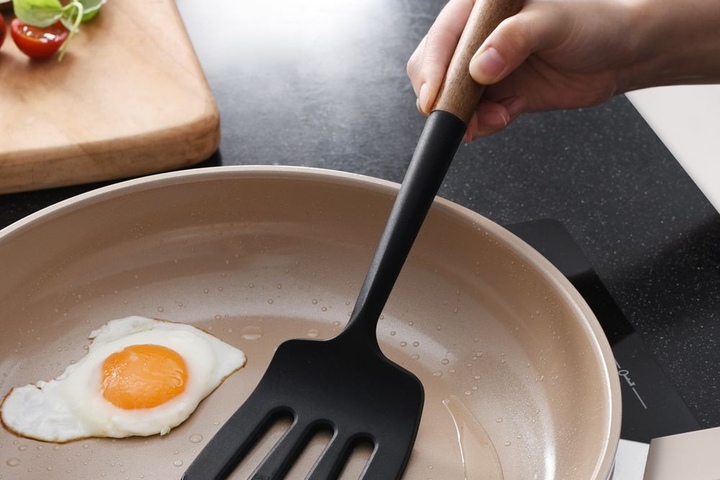 국자·뒤집개·주걱 플렉시벨 실리콘 뒤집개 조리도구 키친툴 우드핸들 블랙화이트 오늘의집 쇼핑