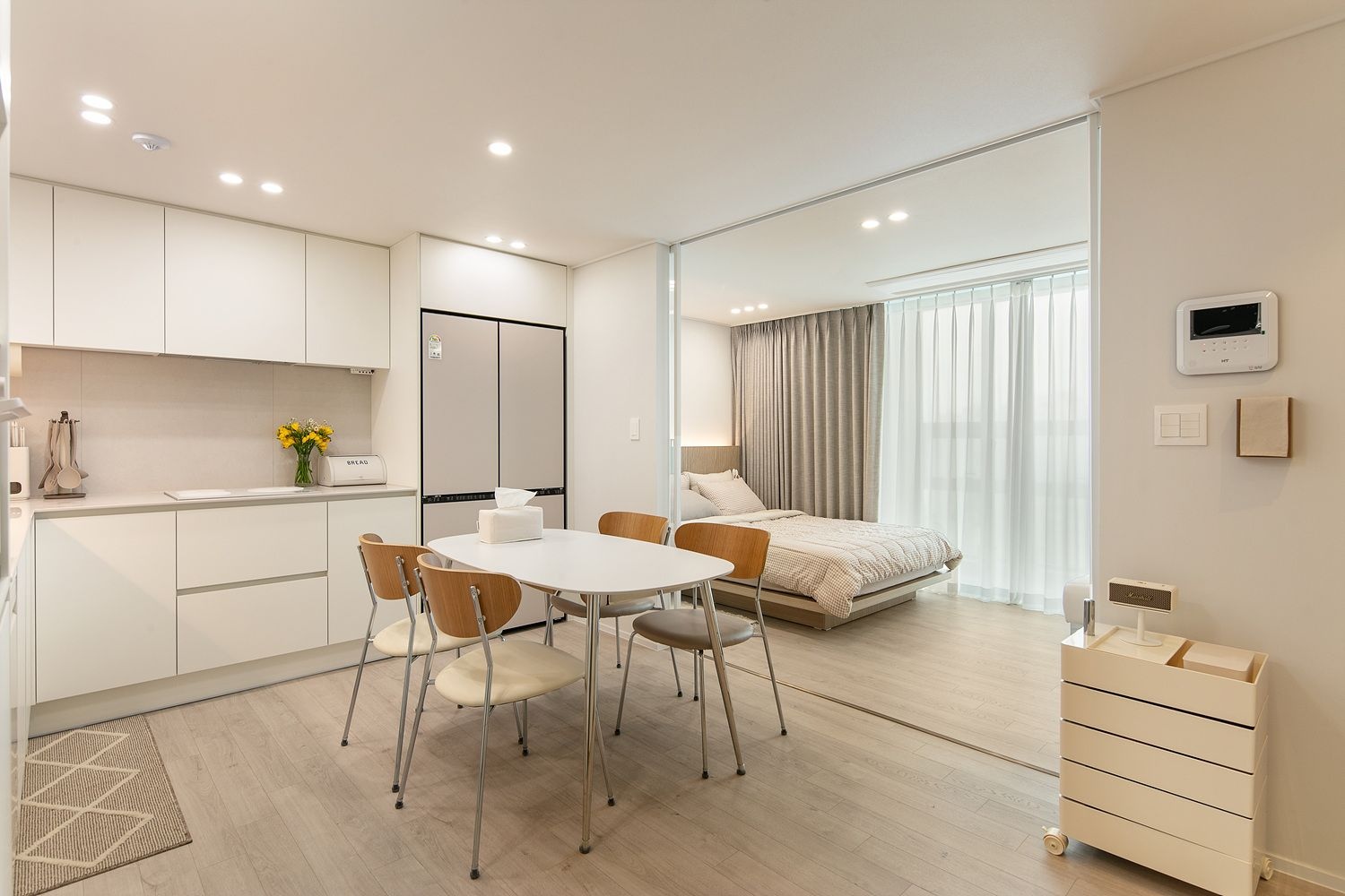 깔끔한 화이트 톤으로 재탄생한 17평 마포오피스텔 인테리어🏠 라이프스타일 슈퍼앱 오늘의집