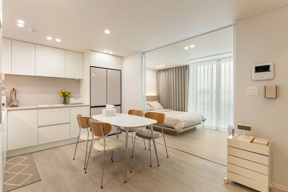 깔끔한 화이트 톤으로 재탄생한 17평 마포오피스텔 인테리어🏠 라이프스타일 슈퍼앱 오늘의집