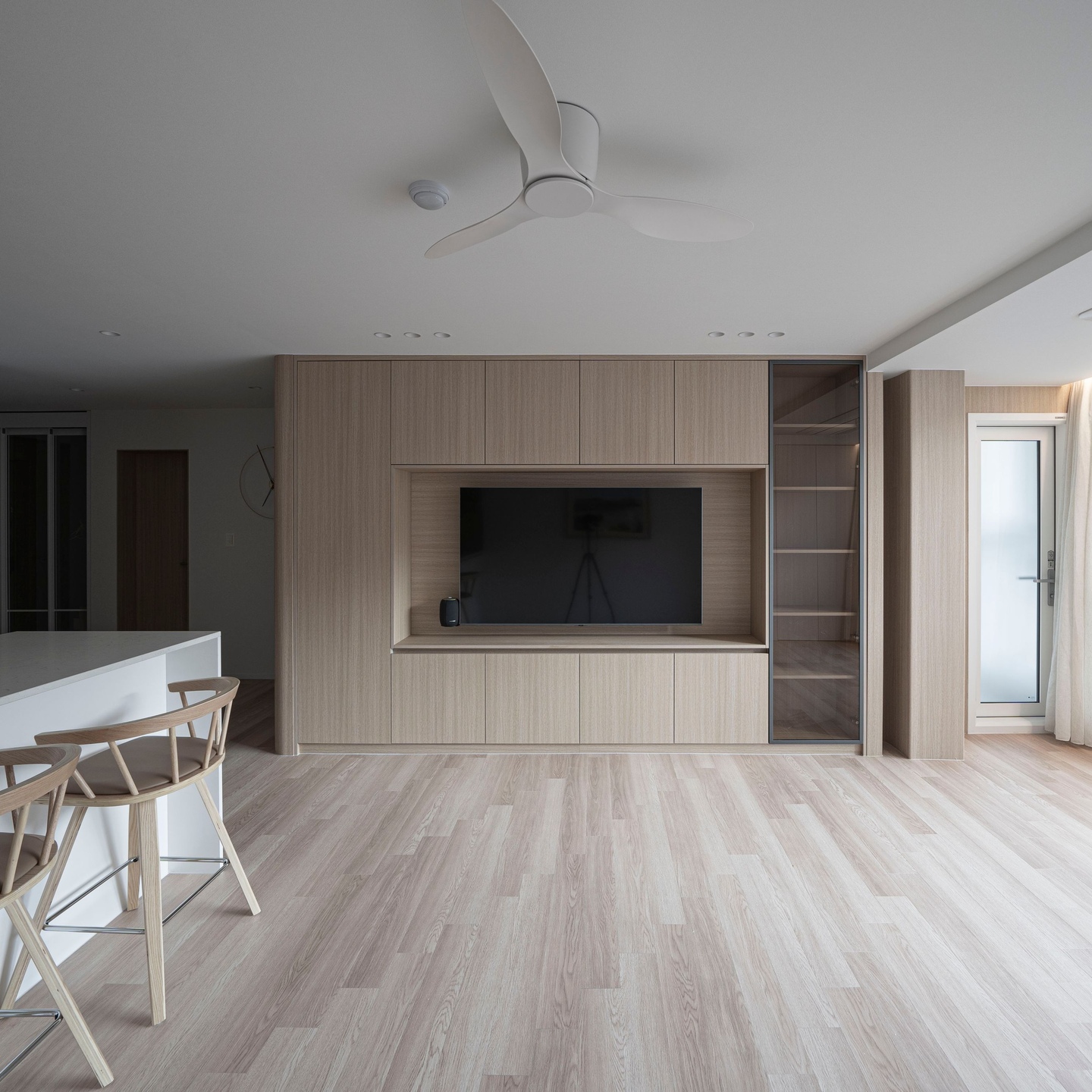 효율적 레이아웃으로 탄생한 화이트앤 우드 29PY 아파트 인테리어 | 라이프스타일 슈퍼앱, 오늘의집