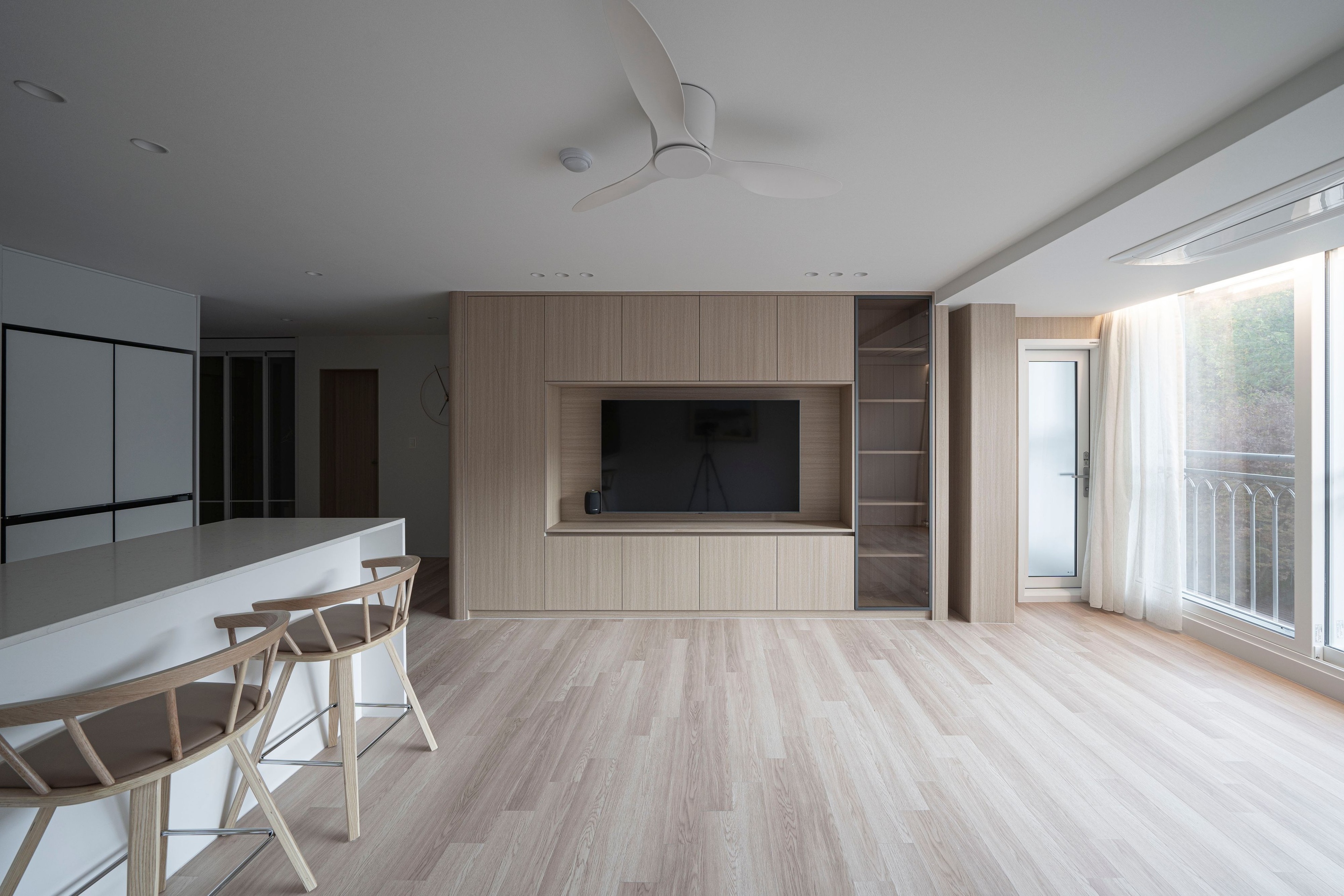 효율적 레이아웃으로 탄생한 화이트앤 우드 29PY 아파트 인테리어 | 라이프스타일 슈퍼앱, 오늘의집