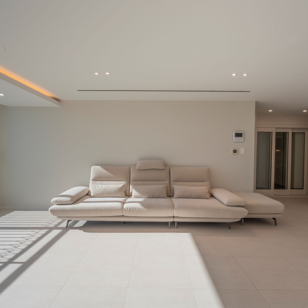 [동작구] 동작금강KCC 41평, 베이지 바탕에 라운드 목공을 통한 따뜻한 거실 완성 | 라이프스타일 슈퍼앱, 오늘의집