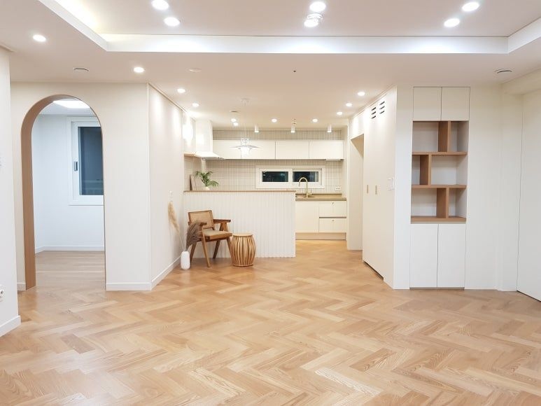 우드톤이 돋보이는 주방, 브라운스톤연제2단지 34py | 라이프스타일 슈퍼앱, 오늘의집