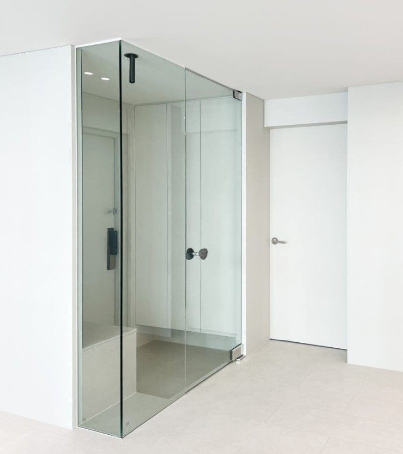 🤞25평이 이렇게 넓어졌어요! 통유리 현관으로 시원한 공간연출한 연수 유천아파트 25PY 아파트 인테리어🤞 | 라이프스타일 슈퍼앱, 오늘의집