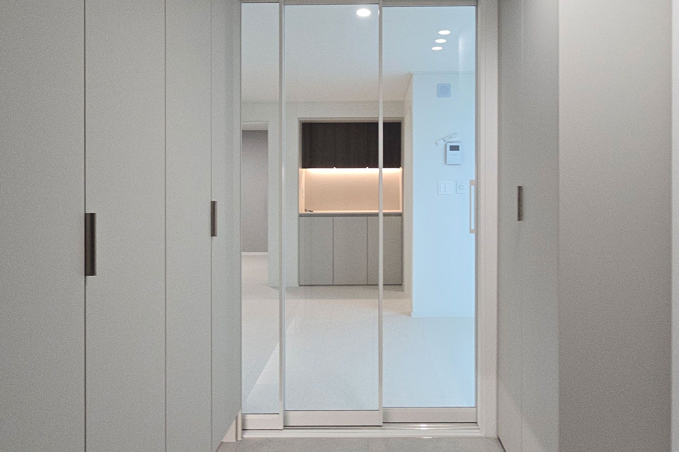 무채색의 평온함을 담은 30평대 아파트! 무원마을 10단지 31PY | 라이프스타일 슈퍼앱, 오늘의집