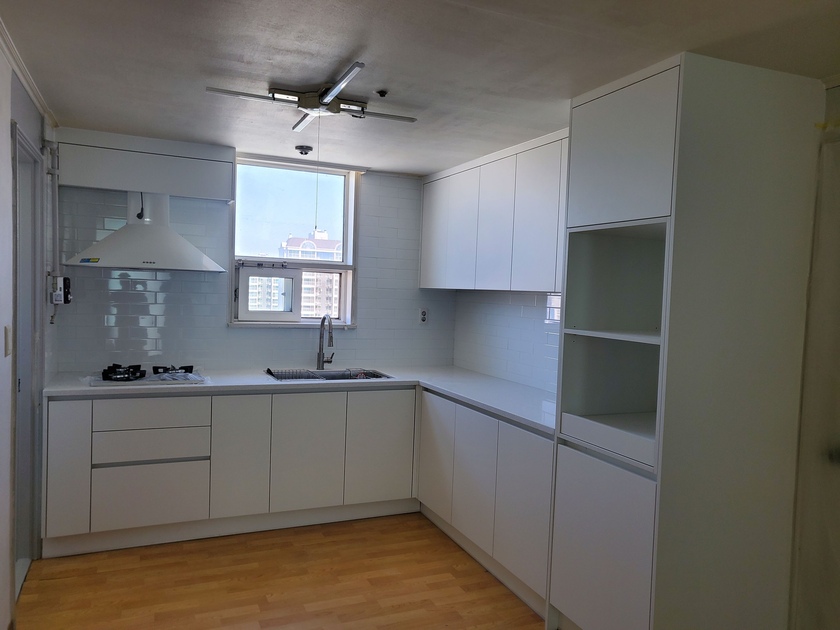 화이트로 깔끔하게 변신한 32PY ㄱ자 주방 | 라이프스타일 슈퍼앱, 오늘의집