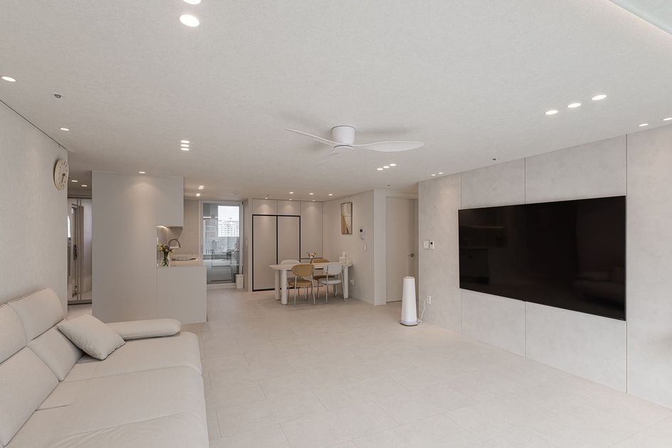 차분하고 세련된 화이트 & 연그레이 미니멀 인테리어, 용인 기흥 신촌마을포스홈타운1단지 39PY | 라이프스타일 슈퍼앱, 오늘의집