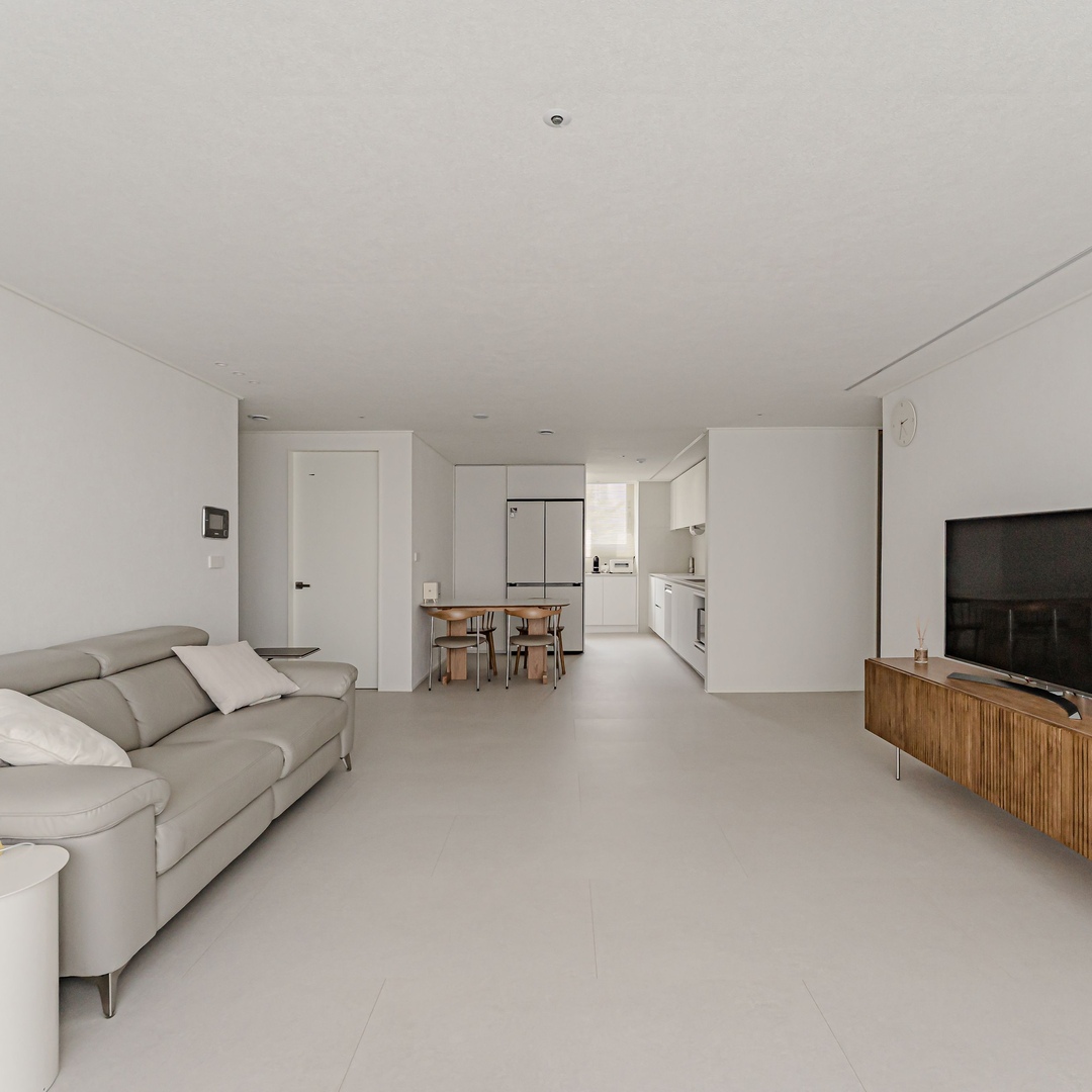 화이트 바탕 위 따뜻한 우드 한 점, 송천센트레빌 32PY | 라이프스타일 슈퍼앱, 오늘의집