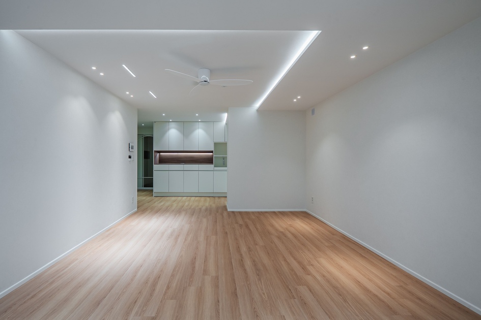 미니멀의 정석, 공간을 아끼고 멋을 더한 현관과 거실_신대방동에 위치한 보라매우성아파트 35PY | 라이프스타일 슈퍼앱, 오늘의집