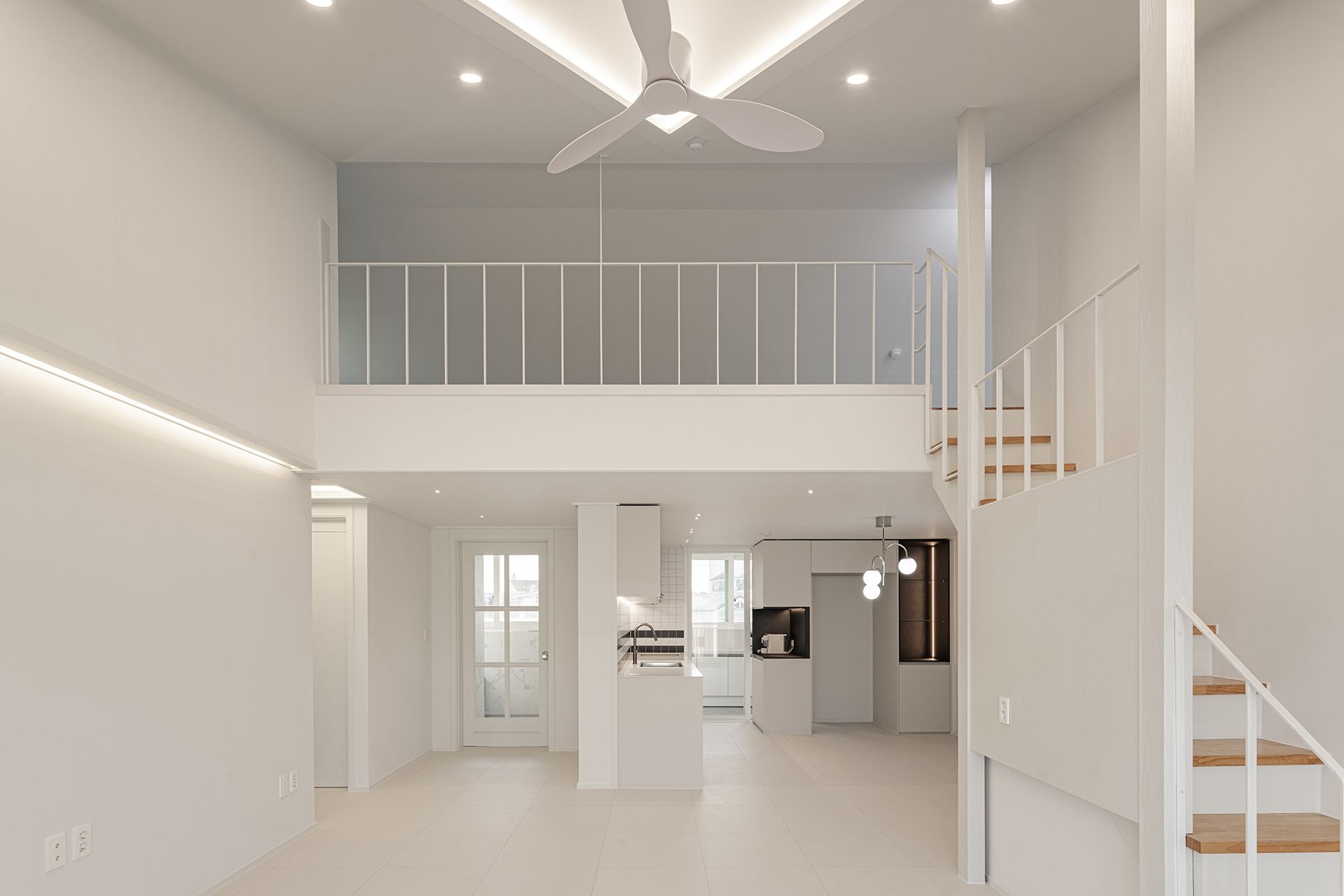 욕실 컬러가 개성있는 복층 구조의 인테리어, 천안쌍용동현대아이파크앤홈타운1단지 34PY | 라이프스타일 슈퍼앱, 오늘의집