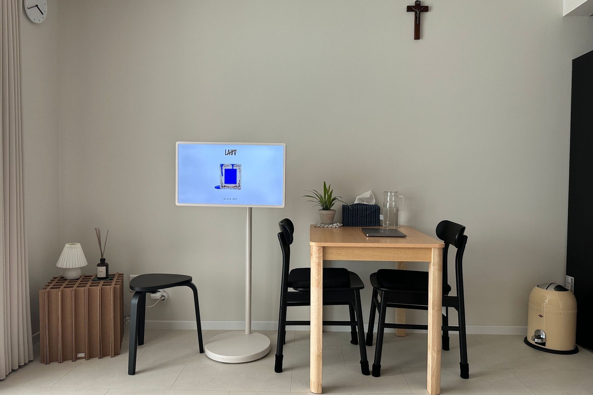 우드블랙으로 균형 잡고 수납으로 완성한 10평 미니멀 하우스 라이프스타일 슈퍼앱 오늘의집